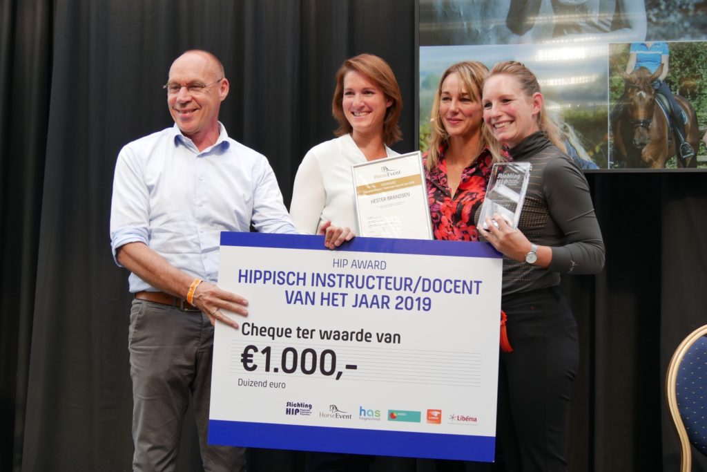 Verkiezing van de hippische docent/instructeur van het jaar 2020 - De ... Verkiezing van de hippische docent/instructeur van het jaar 2020 - De ...